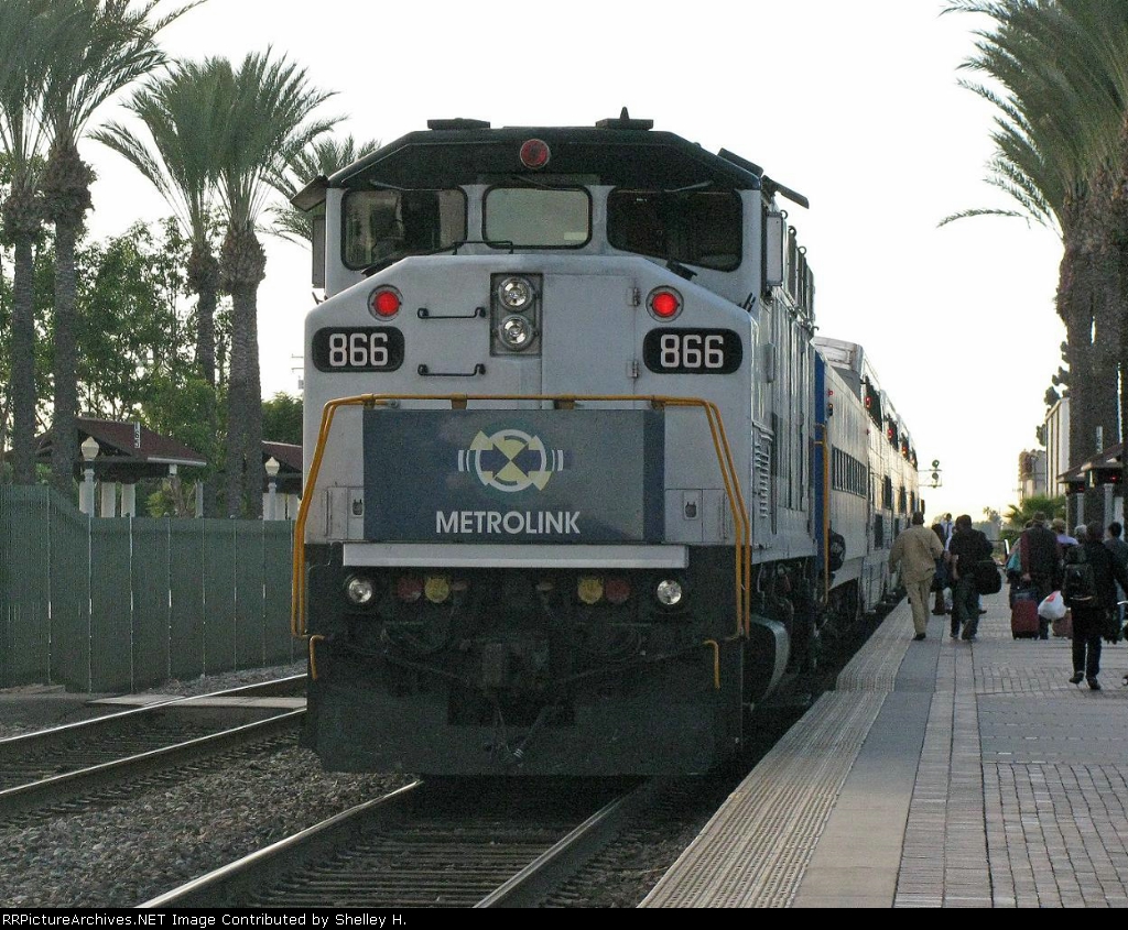 866 waiting for people to load and unload off the train